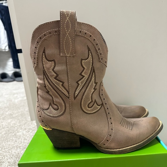 Very Volatile | Shoes | Very Volatile Brown And Gold Cowgirl Boots ...